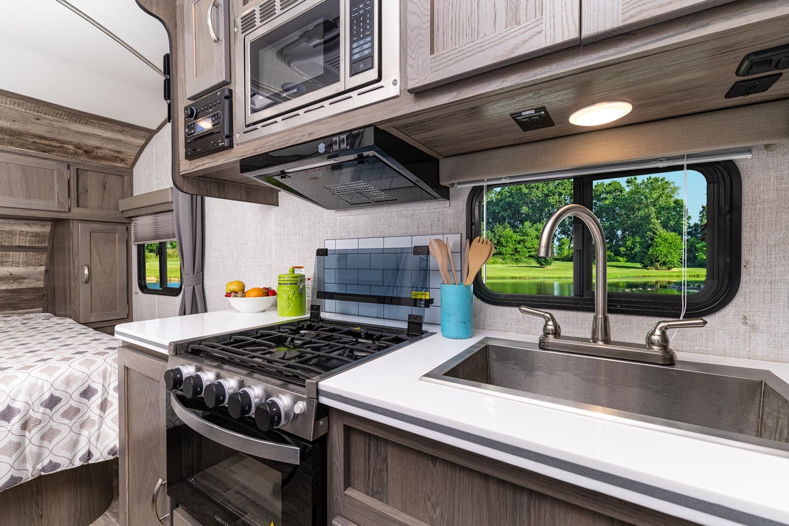 2022 Gulfstream Coach Vista Cruiser 19CSK - Garvins RV And Adventures